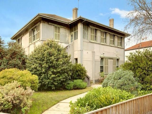 Acland Street old lady house – Storey of Melbourne