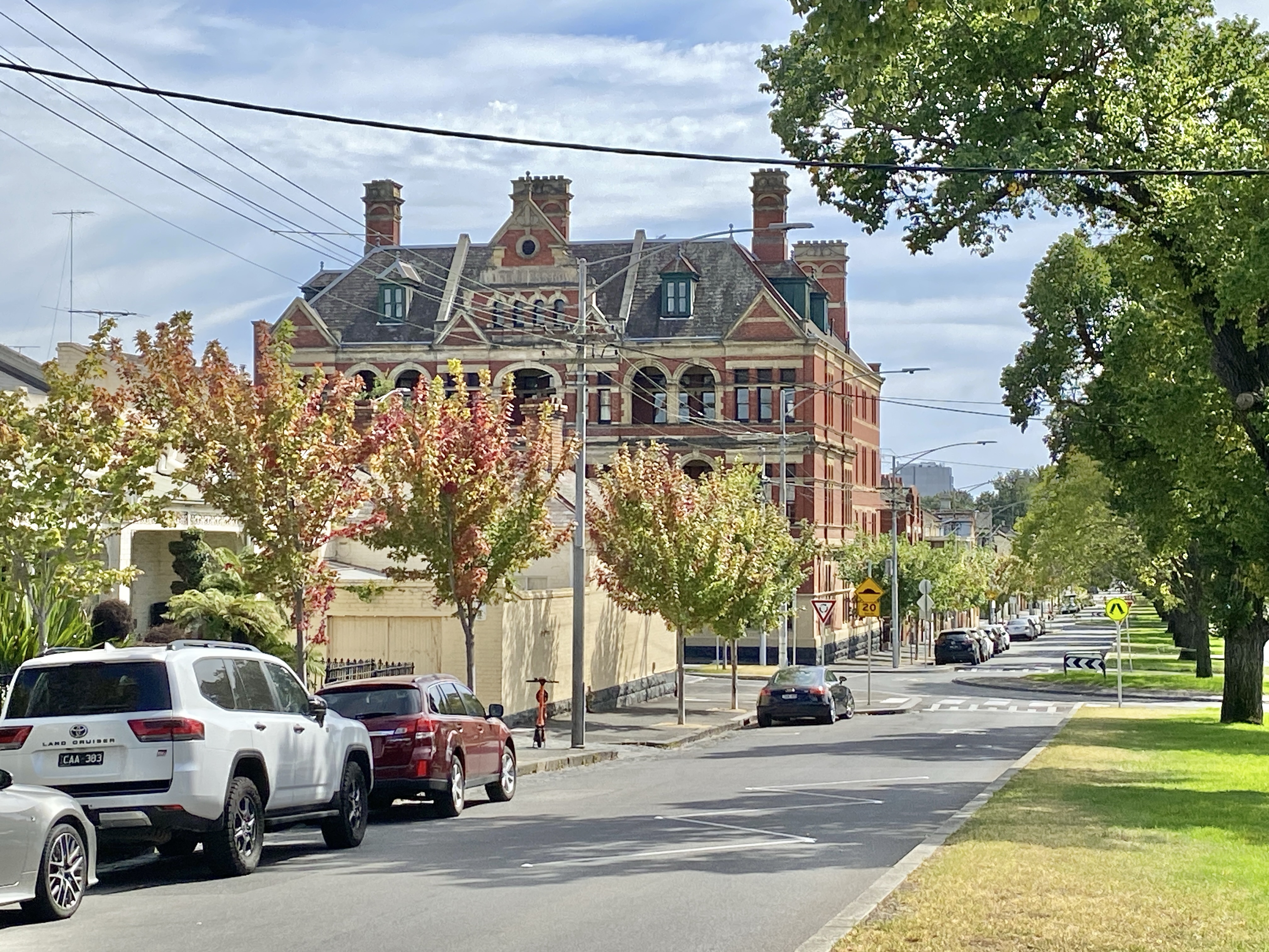 Queen Bess Row – Storey of Melbourne