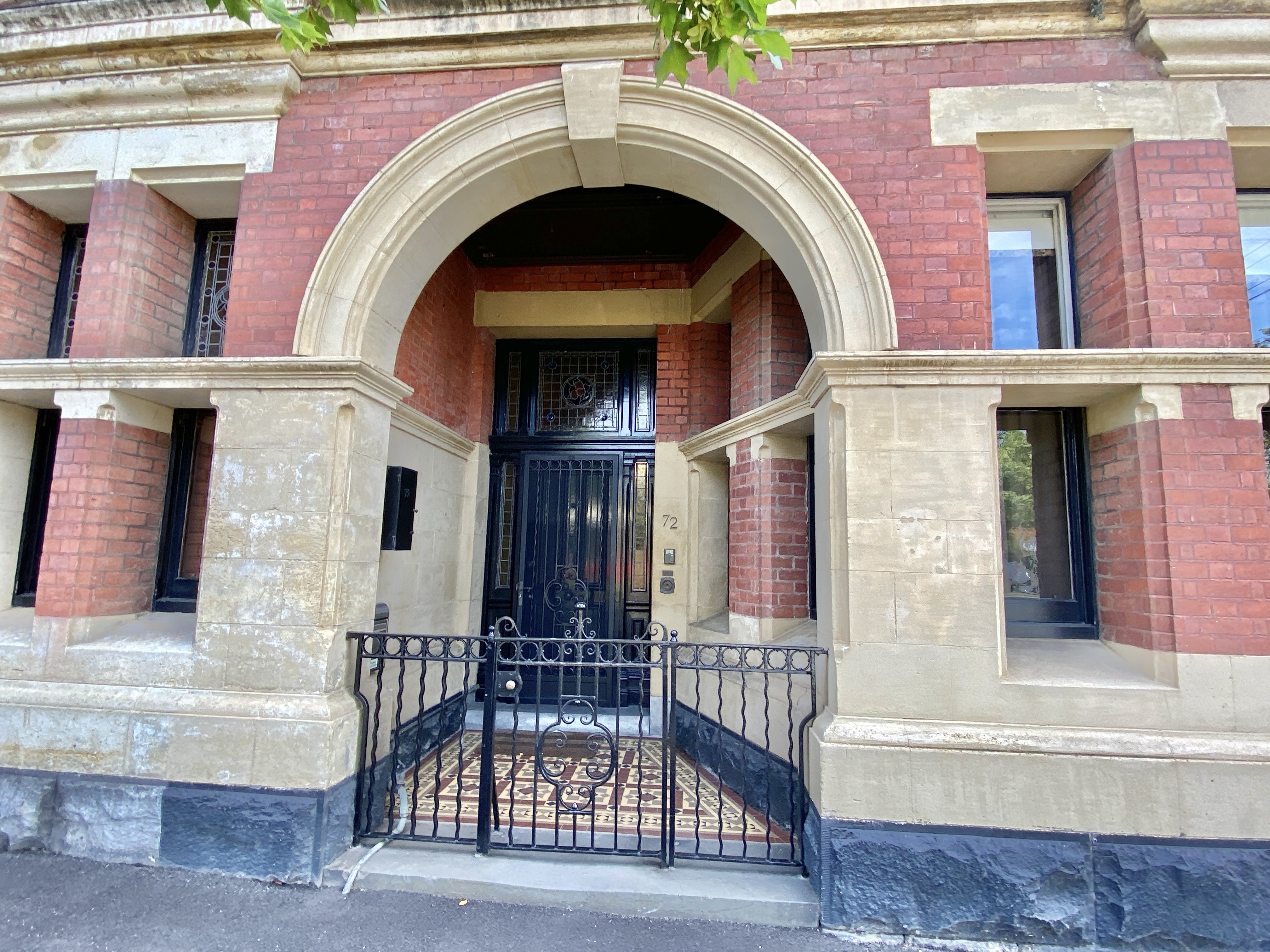 Queen Bess Row – Storey of Melbourne