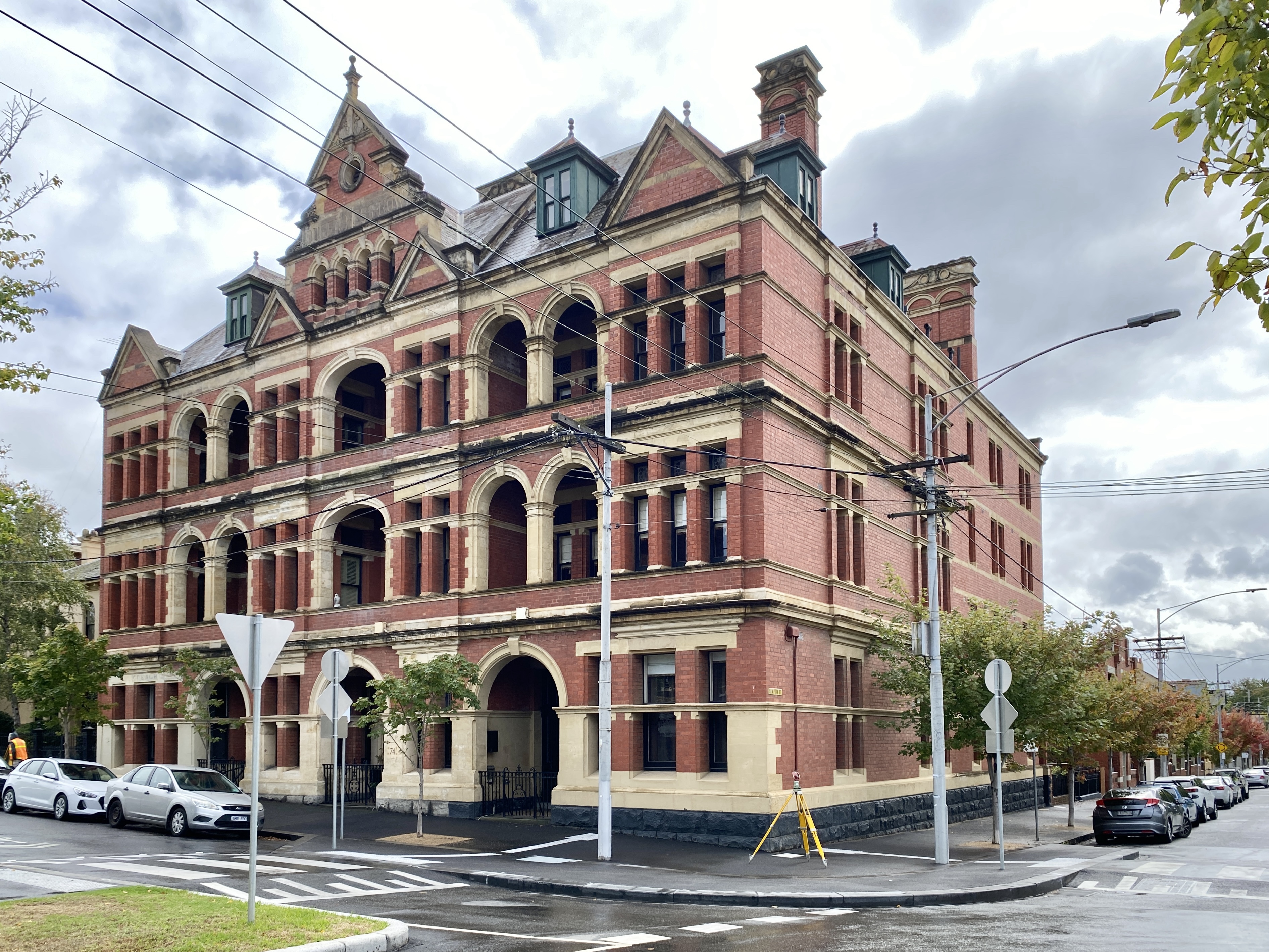 Queen Bess Row – Storey of Melbourne
