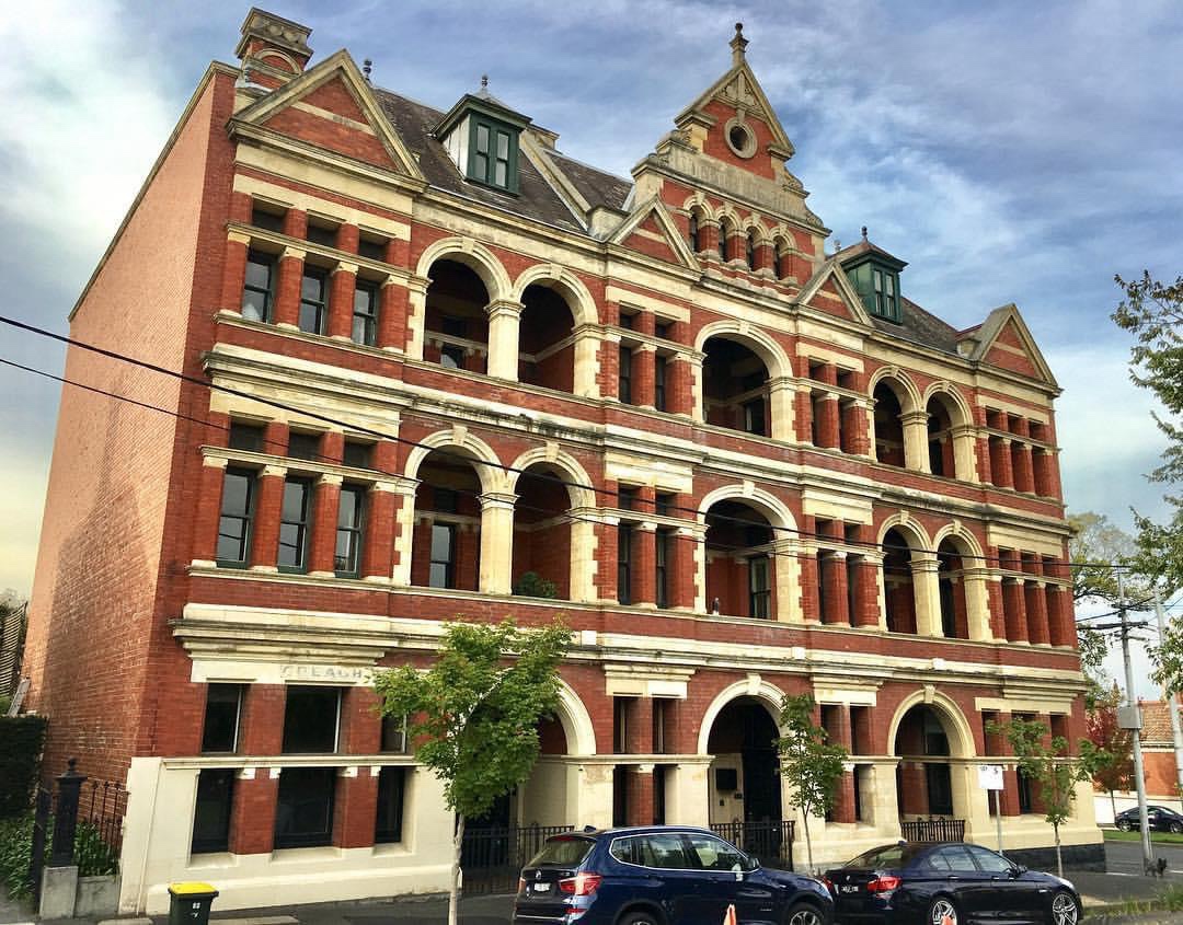 Queen Bess Row – Storey of Melbourne